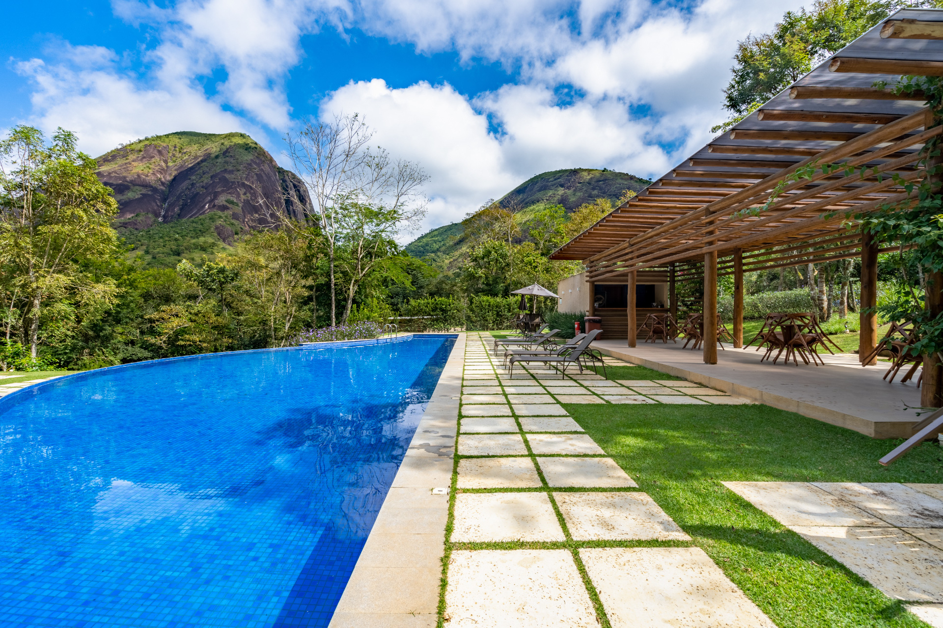 Sinta a harmonia da natureza em sua casa dos sonhos no condomínio ...